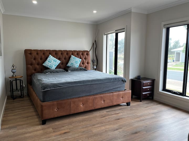 Cozy Master Bedroom - Yarrawonga