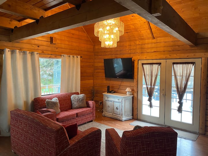 Rustic Cozy Cabin - Forks, WA