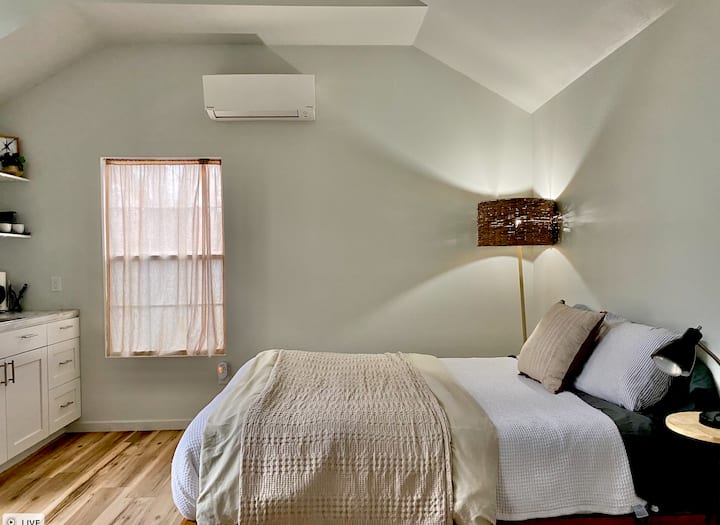 Moonshadow | Airy Cottage Vibe | Walkable Area - Austin, TX