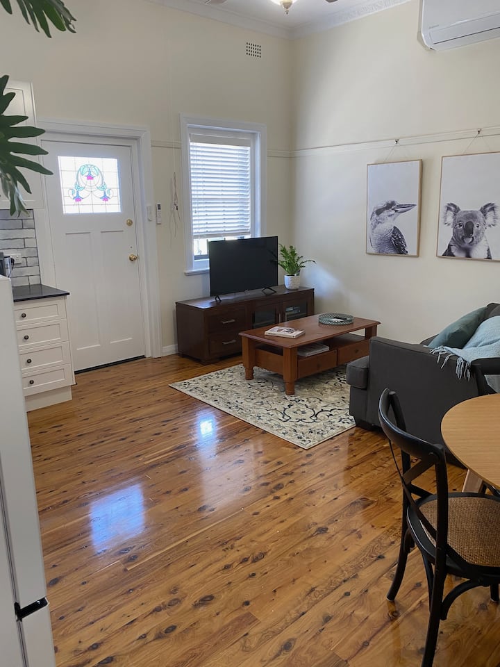 The Hit Or Miss Stay. - Narrandera