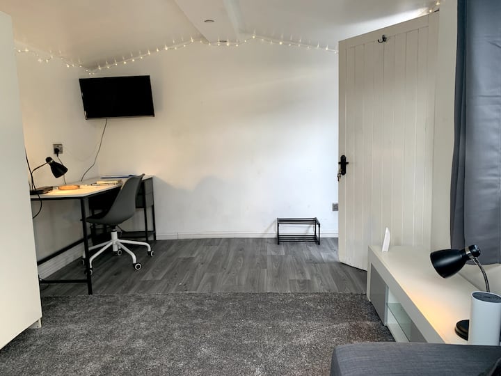 Cosy Cabin On Quiet Street - Nantwich