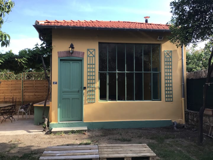 Petite Maison Dans Un Jardin. - Hyères