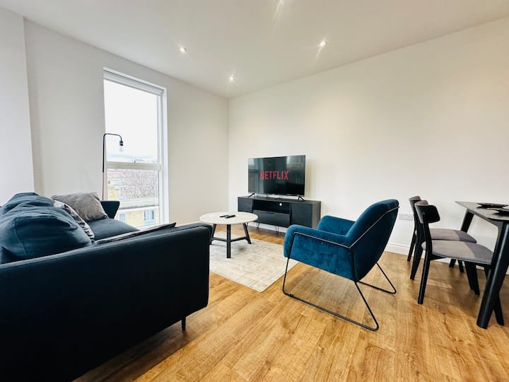 Spacious Central Apartment Near Major Station - London