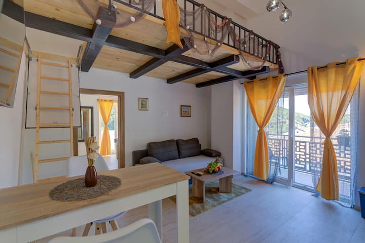 Kuća Sa Tri Apartmana - Senj