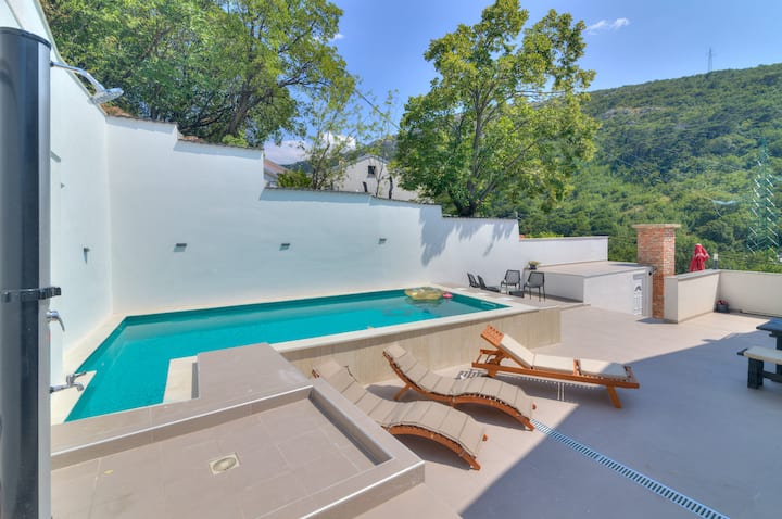 Kuća Sa Tri Apartmana - Senj