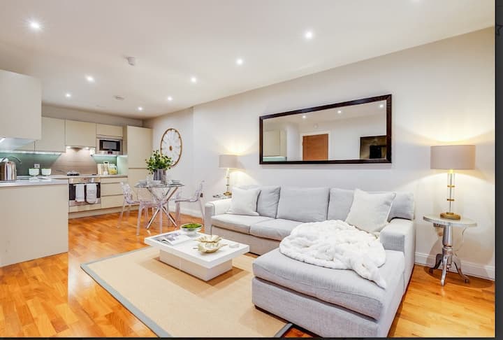 Tranquil 2br | Holman Home W/ Free Car Space - Chelsea
