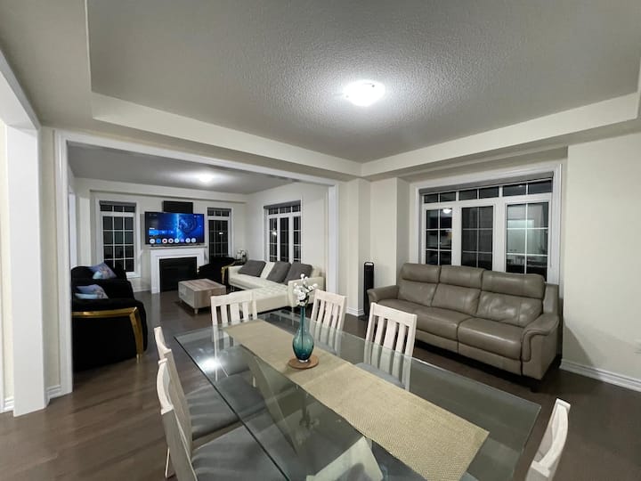 20262 Live Life King Size Airbnb - Brampton
