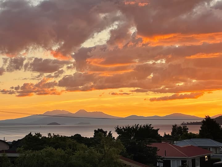 Lake Family Getaway With Lake & Mountain Views - Taupo
