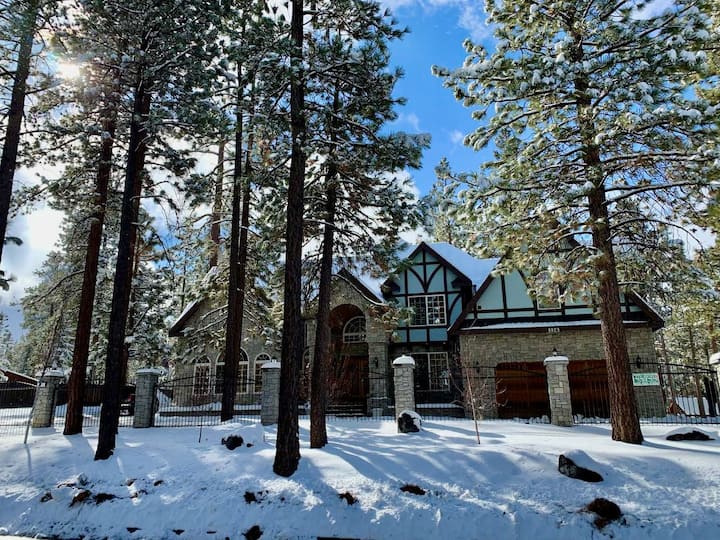 Beautiful 'Bearadise'- 5bd/4.5ba-3/4 Acre+ Hot Tub - Big Bear City, CA