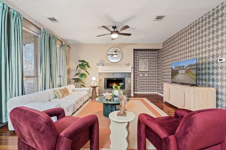Centrally Located 4bd | Cozy Home W/ Pool Table - Frisco, TX
