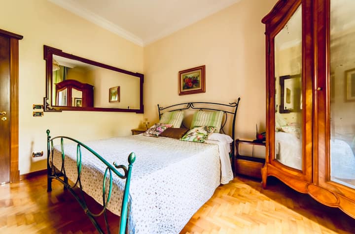 Camera Con Vista Cortile Interno - Battipaglia