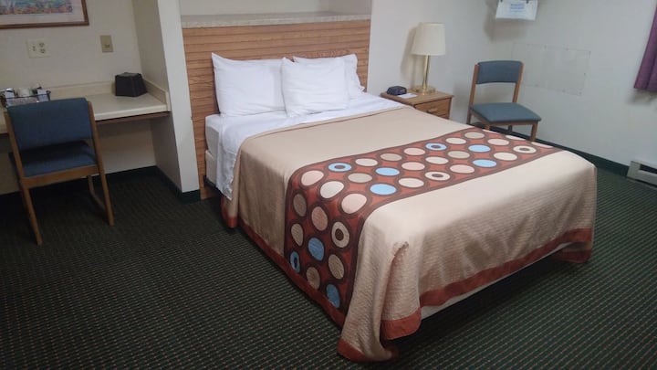 Queen Bed Non-smoking | Wautoma Inn By Oyo - Spring Lake, WI