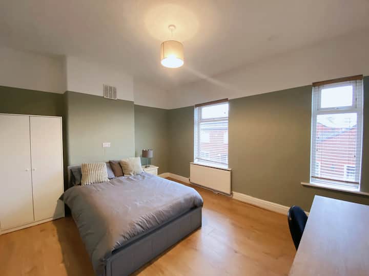 Kingsize Room Near Salford Media City, University - ソルフォード