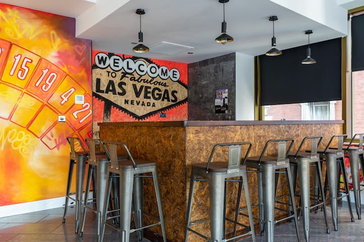 Bling Hotel, Las Vegas (16 Sleeper) - Wirral