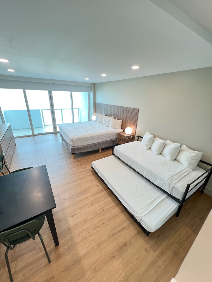 Shine Suites Balcony Studio - Miami Beach, FL