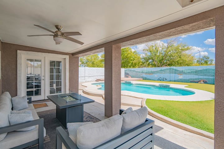 West Valley Gem | Sleeps 10 | Indoor & Outdoor Fun - Glendale, AZ