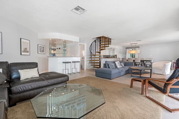 Paradise 2br-3br W/ Pool, Balcony, Patio- Las Olas - Fort Lauderdale