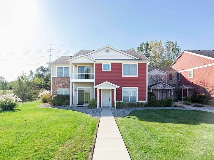 Comfy Condo - Mishawaka, IN