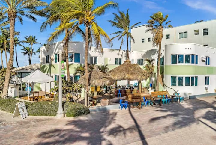 Oceanfront Suite-with Tiki Bar - Hollywood, FL