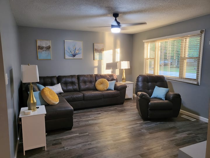 Kokomo's Cozy Mini Manor! - Kokomo, IN