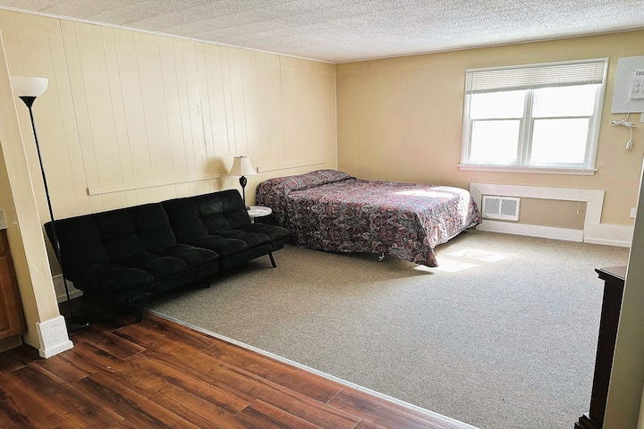 Queen Bed | Love Hotels Timberline By Oyo Lake - Ironwood, MI