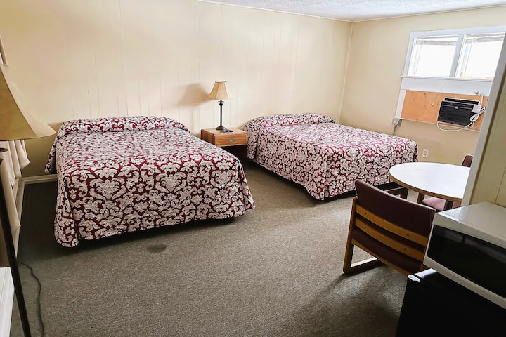 2 Full Bed | Love Hotels Timberline By Oyo Lake - Ironwood, MI