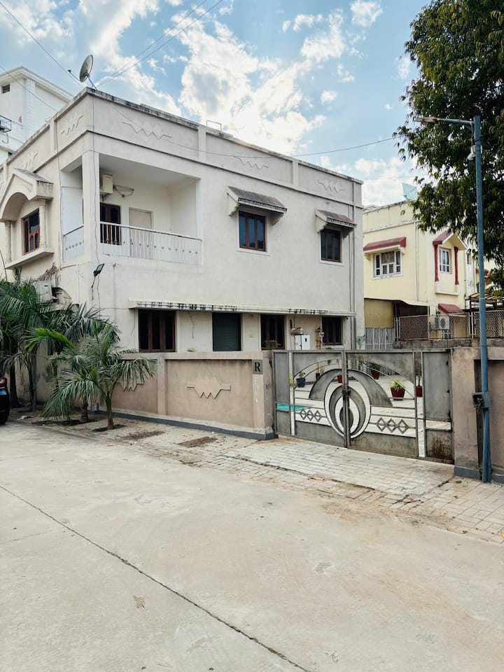 Non Ac 5 Bhk Villa - 阿默達巴德