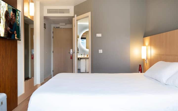 Habitación Con Cama Doble Y Baño - San Sebastián de los Reyes