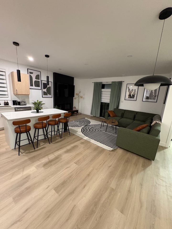 Large 3 Bed/2-bath With Parking - Western University