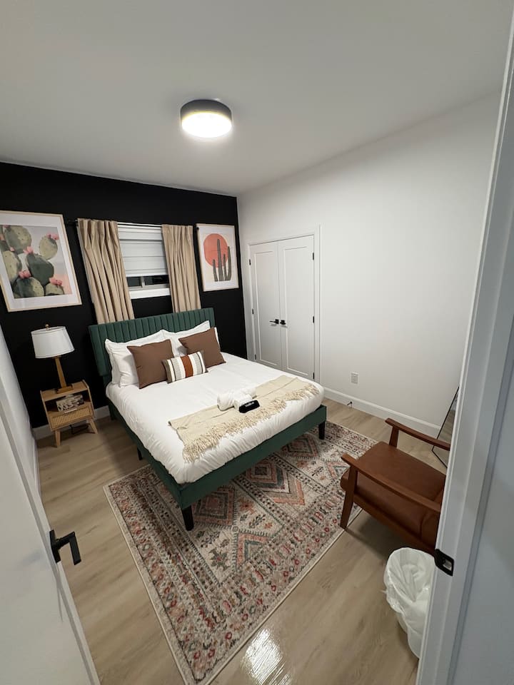 Comfortable 2bed/2bath W Parking - London
