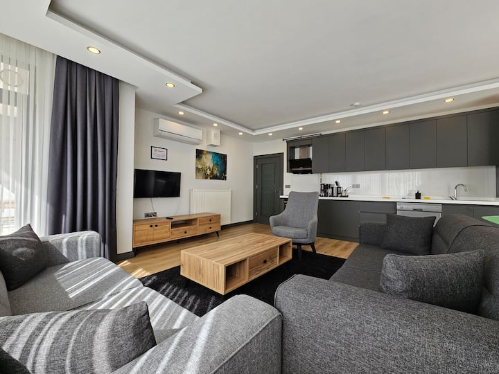Professionally Maintained, Spacious New Suites 2-1 - Lara Beach
