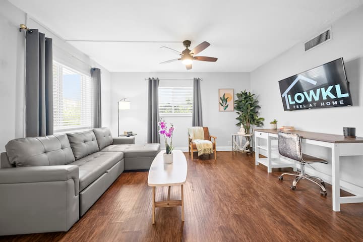 Spacious Apt | Full Kitchen | Sofa Bed | Parking - Margate, FL
