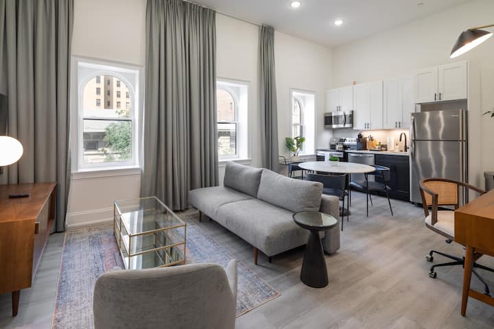 Sosuite | Penthouse 1br Apt W Arch Windows, W/d - University City - Philadelphia