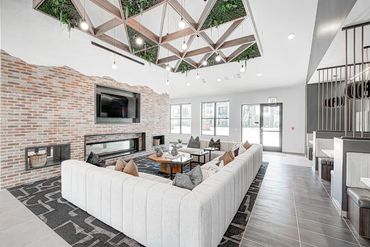 Modern Sophisticated - 2bed/2bth - Noblesville, IN