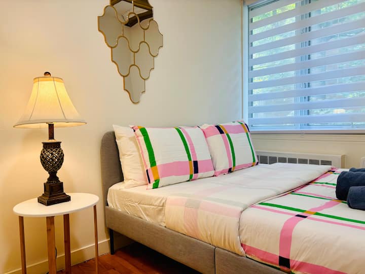 Charming Home Away - Free Parking - Montreal