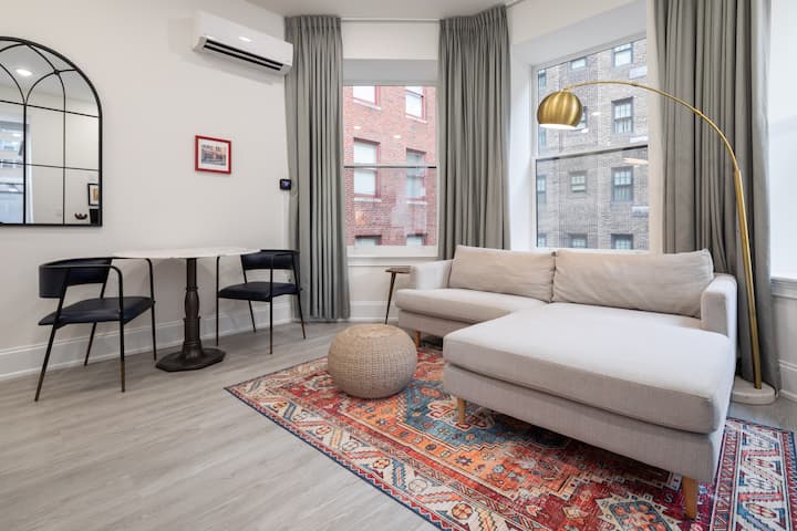 Sosuite | Bay Window 1br Apt W Laundry, Desk - Philadelphia