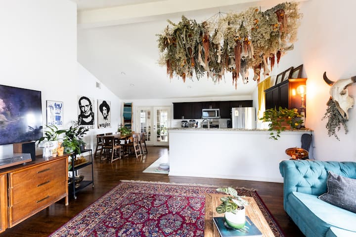 Sweet & Cozy Southtown Bungalow - San Antonio, TX