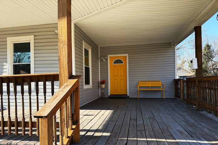 Yellow Door Yellow Bench House - Hampton University, Hampton