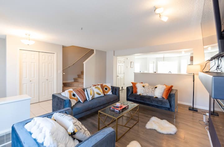 *Near Wem Entire House*3bdrms/sleep 6/dog Friendly - Alberta