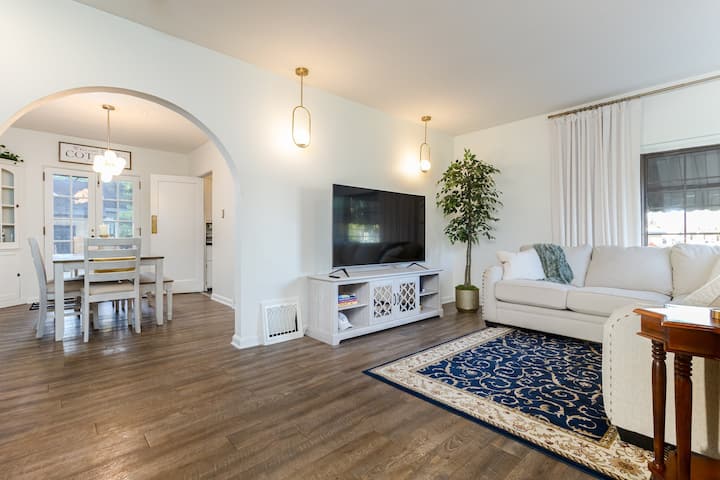 Clover Cottage | 1 Mile To Nd | Cozy Getaway - South Bend, IN