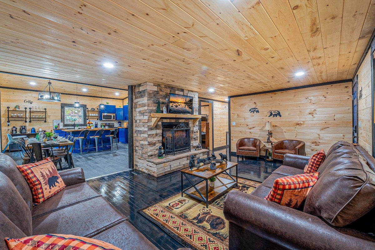 Bear Paradise Cabin: EV, Hot Tub, Mini Golf & Hoop - Cabins for Rent in ...