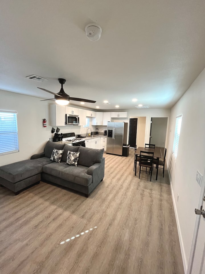 Newly Remodeled Guesthouse - Las Vegas, NV