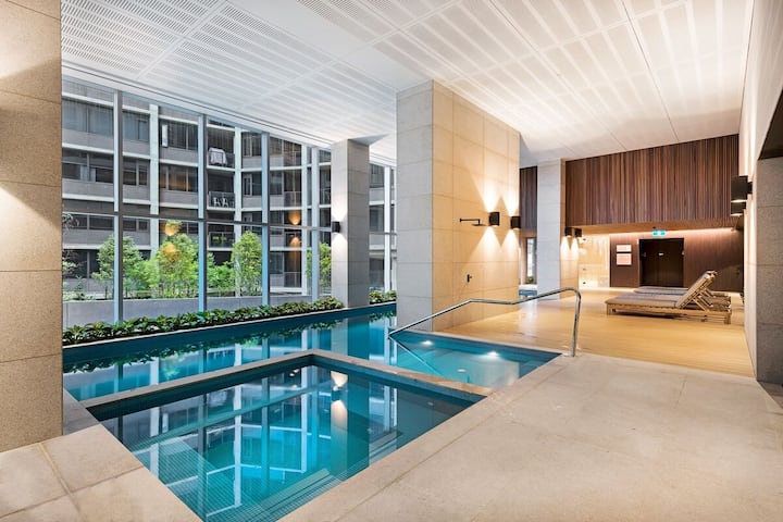 Sky-high Cbd Retreat | 2br Apartment W/ Pool & Gym - Melbourne
