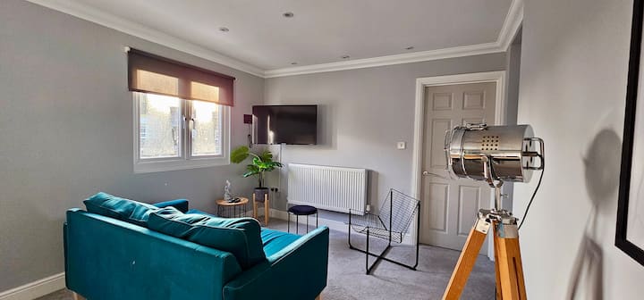 Bright & Stylish Apartment Near Victoria Park - Cardiff