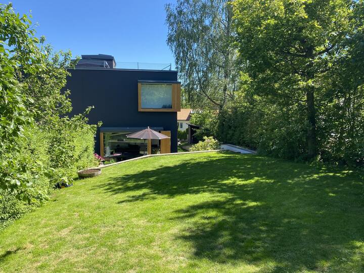 Modernt Hus Med Solig Takterass - Sollentuna