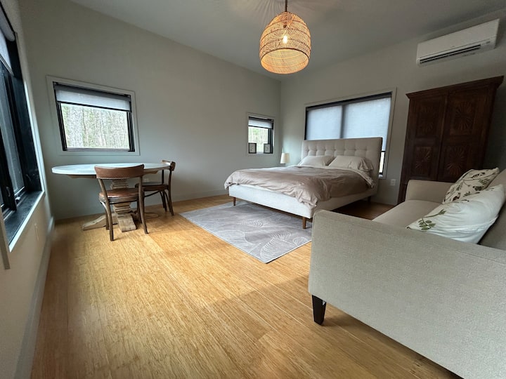 Modern Riverside Studio Retreat - Crozet, VA