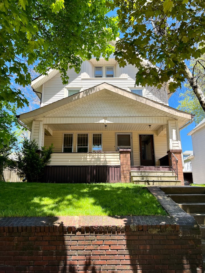 Spacious Duplex For Families - Akron, OH