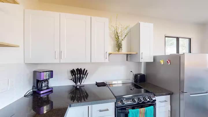 Stylishly Renovated Downtown W/king & Washer/dryer - Albuquerque, NM