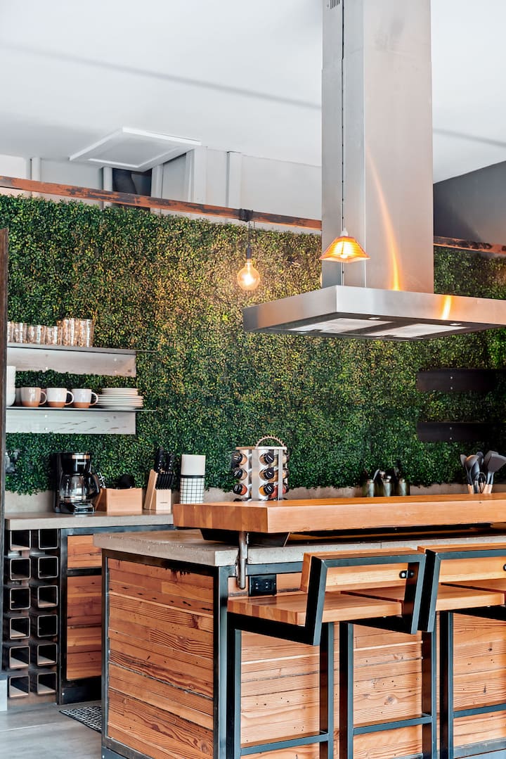 Division Loft W/ Hot Tub! - Parkrose - Portland