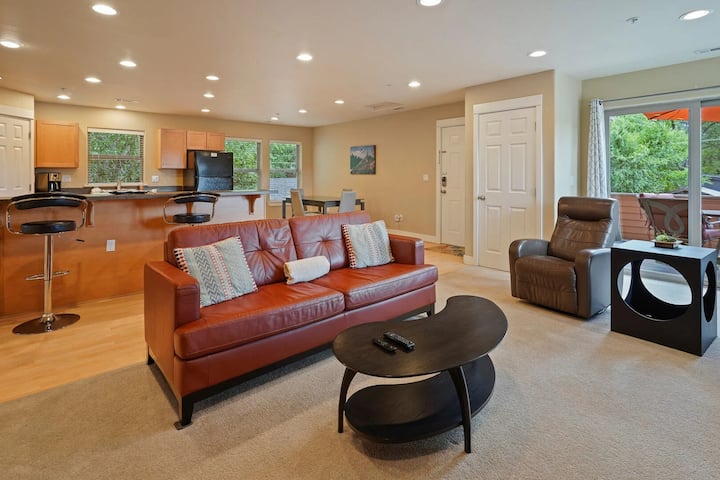 The Downtowner Apartment - Bend, OR